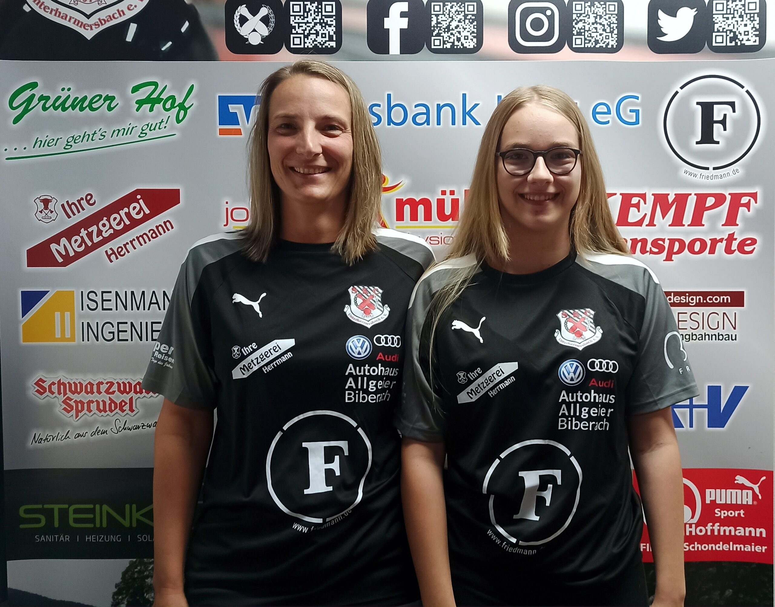 Leonie und Mandy Fritsch ziehen das SKC Trikot über – skc ...